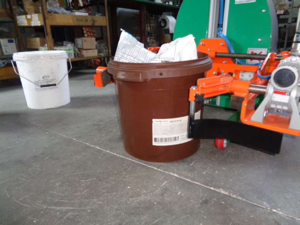 Elevatore per svuotamento frontale fusti - Levante Srl