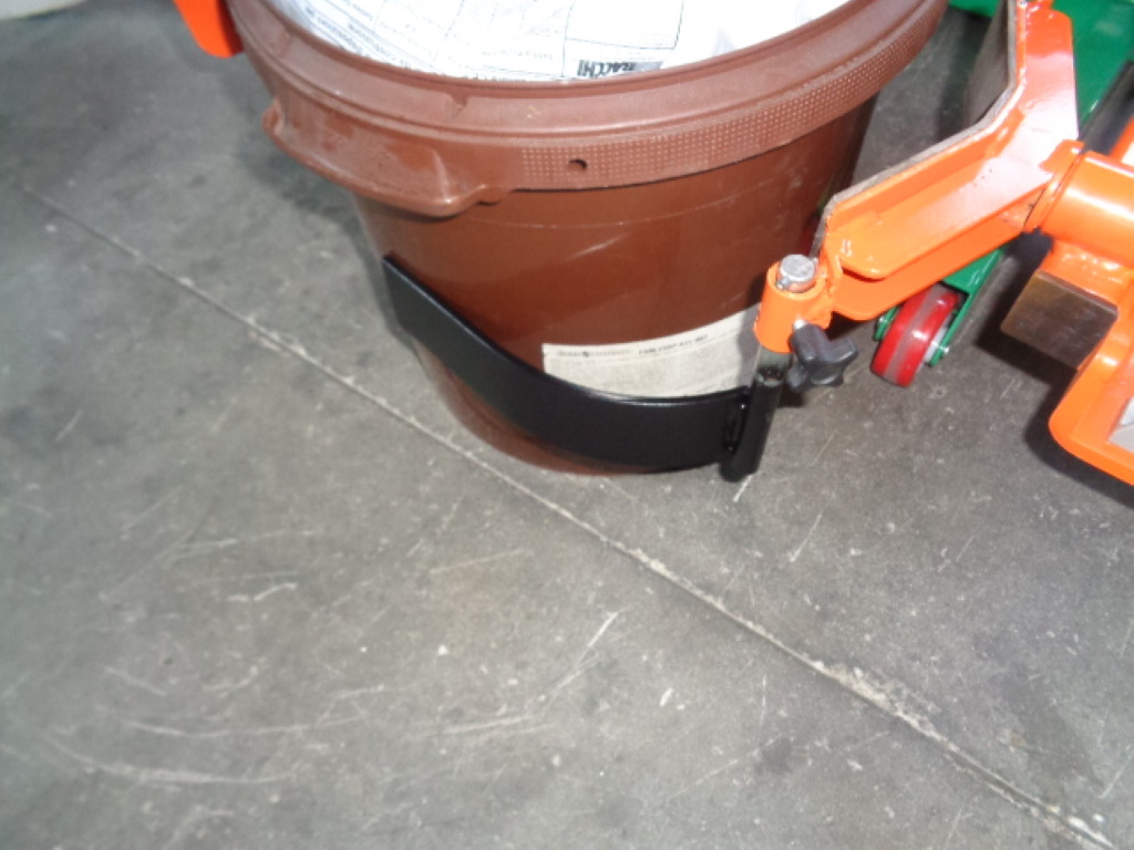 Elevatore per svuotamento frontale fusti - Levante Srl